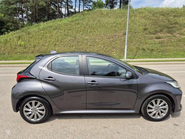 Pelēks Toyota Yaris 2022 Viļņa, ar dzinēja tilpumu 1.49 L un nobraukumu 32 tūkst. km par 16500 €, foto 4 vietnē AUTOMOTO.COM.LV