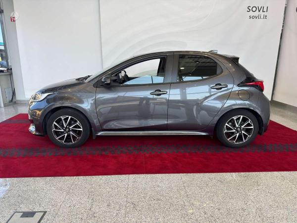 Grey Toyota Yaris 2022 in Siauliai, with an engine capacity of 1.49 L and mileage of 53 thousand km for 17900 €, photo 4 on AUTOMOTO.COM.LV