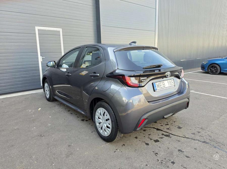 Grey Toyota Yaris 2022 in Kaunas, with an engine capacity of 1.49 L and mileage of 19 thousand km for 7300 €, photo 3 on AUTOMOTO.COM.LV