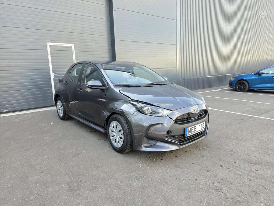 Grey Toyota Yaris 2022 in Kaunas, with an engine capacity of 1.49 L and mileage of 19 thousand km for 7300 €, photo 4 on AUTOMOTO.COM.LV