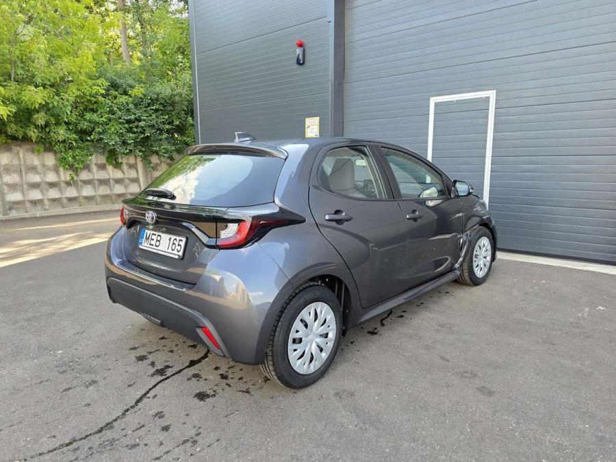 Grey Toyota Yaris 2022 in Kaunas, with an engine capacity of 1.49 L and mileage of 19 thousand km for 7300 €, photo 5 on AUTOMOTO.COM.LV