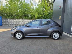 Grey Toyota Yaris 2022 in Kaunas, with an engine capacity of 1.49 L and mileage of 19 thousand km for 7300 €, photo 6 on AUTOMOTO.COM.LV