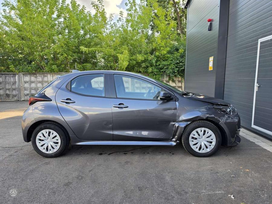 Grey Toyota Yaris 2022 in Kaunas, with an engine capacity of 1.49 L and mileage of 19 thousand km for 7300 €, photo 7 on AUTOMOTO.COM.LV