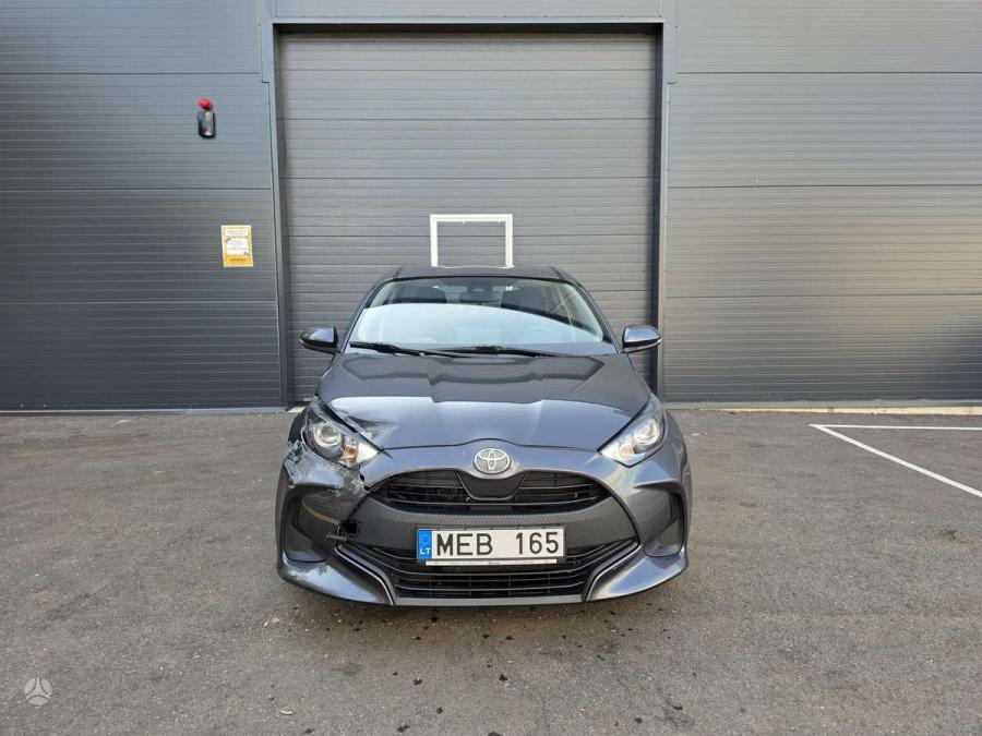 Grey Toyota Yaris 2022 in Kaunas, with an engine capacity of 1.49 L and mileage of 19 thousand km for 7300 €, photo 8 on AUTOMOTO.COM.LV