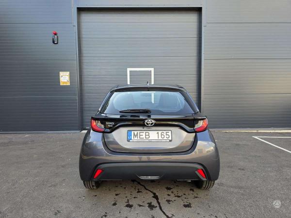 Grey Toyota Yaris 2022 in Kaunas, with an engine capacity of 1.49 L and mileage of 19 thousand km for 7300 €, photo 8 on AUTOMOTO.COM.LV