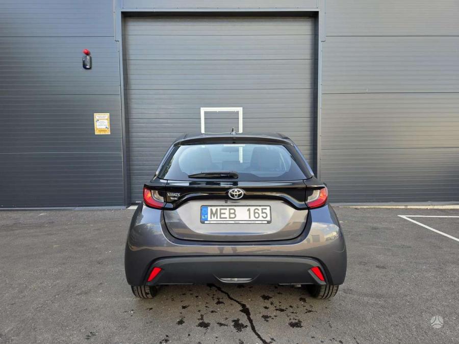 Grey Toyota Yaris 2022 in Kaunas, with an engine capacity of 1.49 L and mileage of 19 thousand km for 7300 €, photo 9 on AUTOMOTO.COM.LV