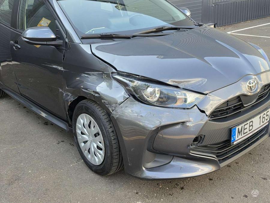 Grey Toyota Yaris 2022 in Kaunas, with an engine capacity of 1.49 L and mileage of 19 thousand km for 7300 €, photo 10 on AUTOMOTO.COM.LV