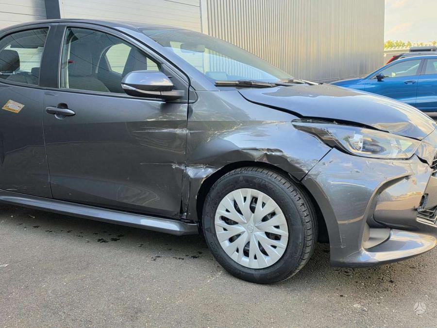 Grey Toyota Yaris 2022 in Kaunas, with an engine capacity of 1.49 L and mileage of 19 thousand km for 7300 €, photo 11 on AUTOMOTO.COM.LV