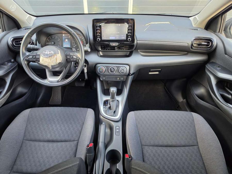 Grey Toyota Yaris 2022 in Kaunas, with an engine capacity of 1.49 L and mileage of 19 thousand km for 7300 €, photo 16 on AUTOMOTO.COM.LV
