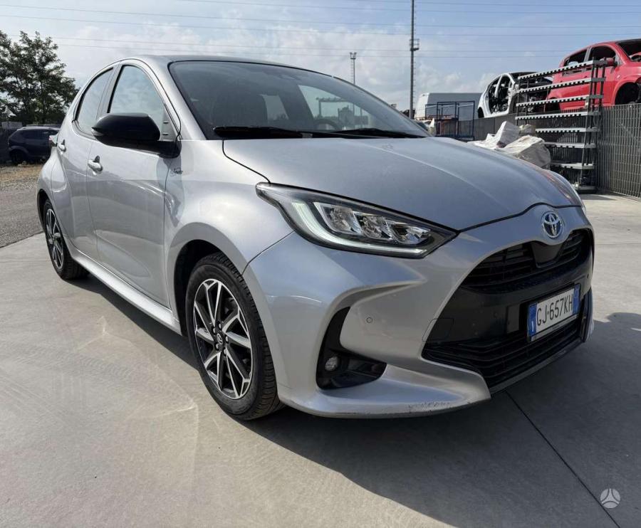 Grey Toyota Yaris 2022 in Siauliai, with an engine capacity of 1.49 L and mileage of 93 thousand km for 14900 €, photo 4 on AUTOMOTO.COM.LV