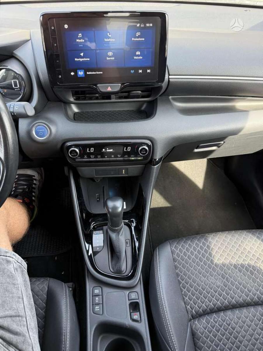 Grey Toyota Yaris 2022 in Siauliai, with an engine capacity of 1.49 L and mileage of 93 thousand km for 14900 €, photo 14 on AUTOMOTO.COM.LV