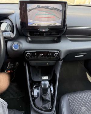 Grey Toyota Yaris 2022 in Siauliai, with an engine capacity of 1.49 L and mileage of 93 thousand km for 14900 €, photo 15 on AUTOMOTO.COM.LV