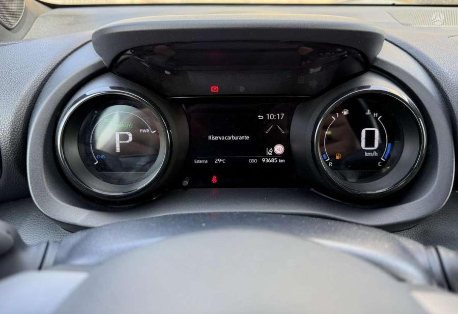 Grey Toyota Yaris 2022 in Siauliai, with an engine capacity of 1.49 L and mileage of 93 thousand km for 14900 €, photo 18 on AUTOMOTO.COM.LV