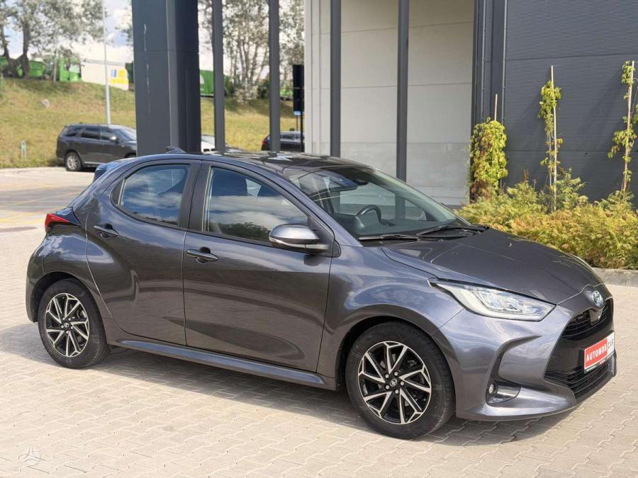 Pelēks Toyota Yaris 2022 Viļņa, ar dzinēja tilpumu 1.49 L un nobraukumu 131 tūkst. km par 16550 €, foto 5 vietnē AUTOMOTO.COM.LV