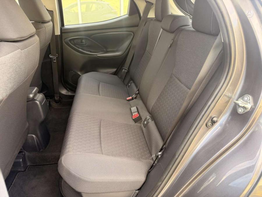 Pelēks Toyota Yaris 2022 Viļņa, ar dzinēja tilpumu 1.49 L un nobraukumu 131 tūkst. km par 16550 €, foto 17 vietnē AUTOMOTO.COM.LV