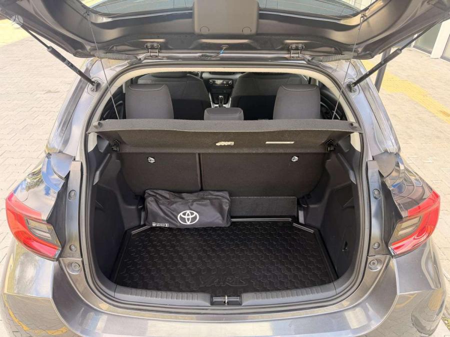 Pelēks Toyota Yaris 2022 Viļņa, ar dzinēja tilpumu 1.49 L un nobraukumu 131 tūkst. km par 16550 €, foto 18 vietnē AUTOMOTO.COM.LV