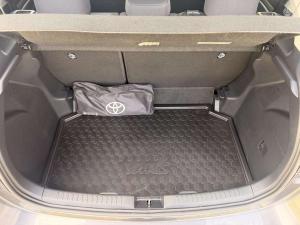 Pelēks Toyota Yaris 2022 Viļņa, ar dzinēja tilpumu 1.49 L un nobraukumu 131 tūkst. km par 16550 €, foto 19 vietnē AUTOMOTO.COM.LV