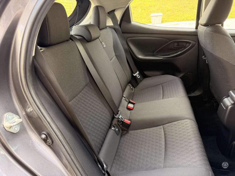 Pelēks Toyota Yaris 2022 Viļņa, ar dzinēja tilpumu 1.49 L un nobraukumu 131 tūkst. km par 16550 €, foto 23 vietnē AUTOMOTO.COM.LV
