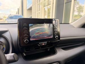 Pelēks Toyota Yaris 2022 Viļņa, ar dzinēja tilpumu 1.49 L un nobraukumu 131 tūkst. km par 16550 €, foto 35 vietnē AUTOMOTO.COM.LV