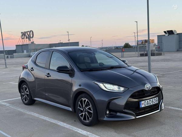 Pelēks Toyota Yaris 2022 Viļņa, ar dzinēja tilpumu 1.49 L un nobraukumu 47 tūkst. km par 16500 €, foto 1 vietnē AUTOMOTO.COM.LV