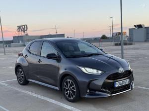 Grey Toyota Yaris 2022 in Vilnius, with an engine capacity of 1.49 L and mileage of 47 thousand km for 16500 €, photo  on AUTOMOTO.COM.LV