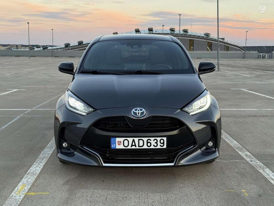 Grey Toyota Yaris 2022 in Vilnius, with an engine capacity of 1.49 L and mileage of 47 thousand km for 16500 €, photo 3 on AUTOMOTO.COM.LV