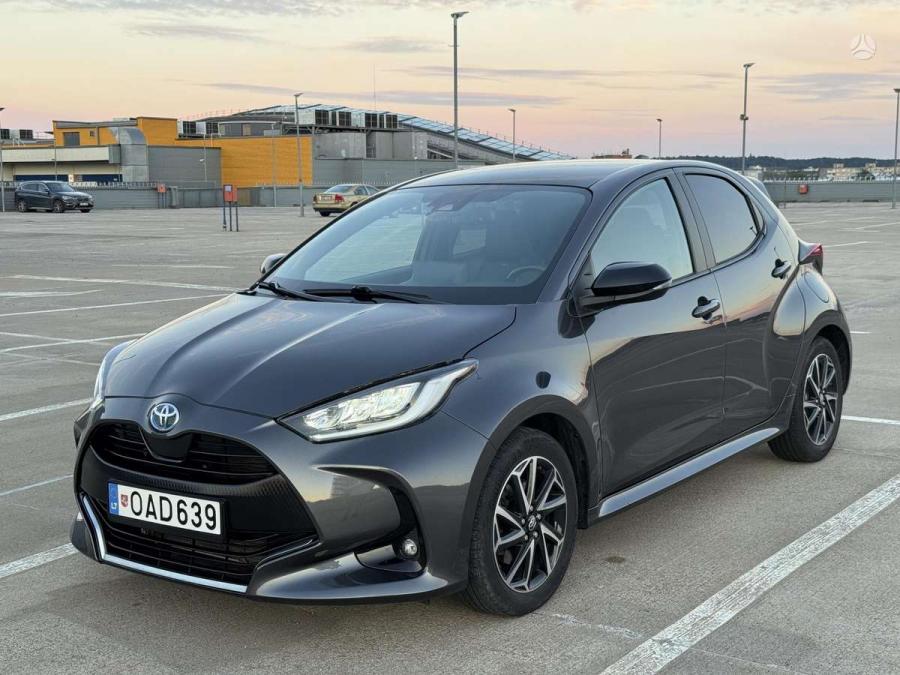 Grey Toyota Yaris 2022 in Vilnius, with an engine capacity of 1.49 L and mileage of 47 thousand km for 16500 €, photo 4 on AUTOMOTO.COM.LV