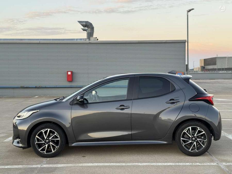 Grey Toyota Yaris 2022 in Vilnius, with an engine capacity of 1.49 L and mileage of 47 thousand km for 16500 €, photo 5 on AUTOMOTO.COM.LV