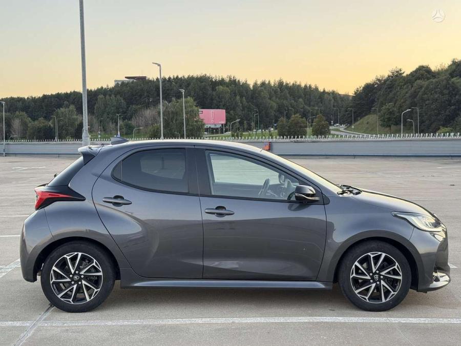 Grey Toyota Yaris 2022 in Vilnius, with an engine capacity of 1.49 L and mileage of 47 thousand km for 16500 €, photo 9 on AUTOMOTO.COM.LV