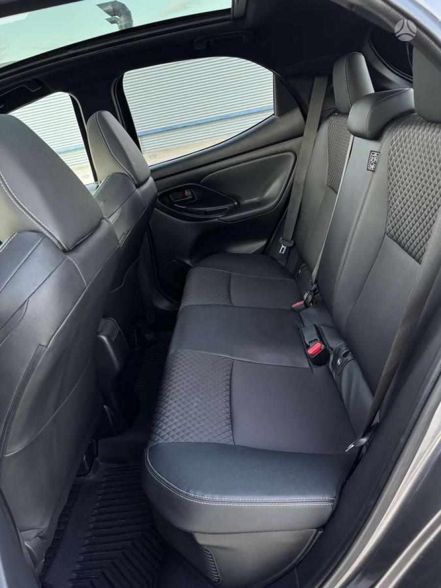 Grey Toyota Yaris 2022 in Vilnius, with an engine capacity of 1.49 L and mileage of 47 thousand km for 16500 €, photo 15 on AUTOMOTO.COM.LV