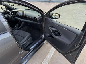 Grey Toyota Yaris 2022 in Vilnius, with an engine capacity of 1.49 L and mileage of 47 thousand km for 16500 €, photo 19 on AUTOMOTO.COM.LV
