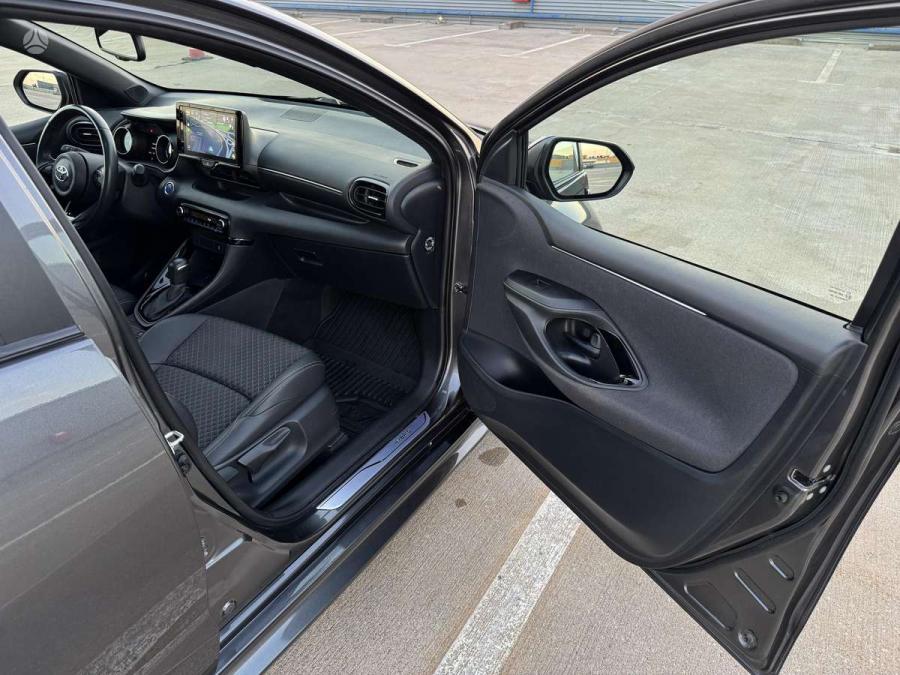 Grey Toyota Yaris 2022 in Vilnius, with an engine capacity of 1.49 L and mileage of 47 thousand km for 16500 €, photo 19 on AUTOMOTO.COM.LV