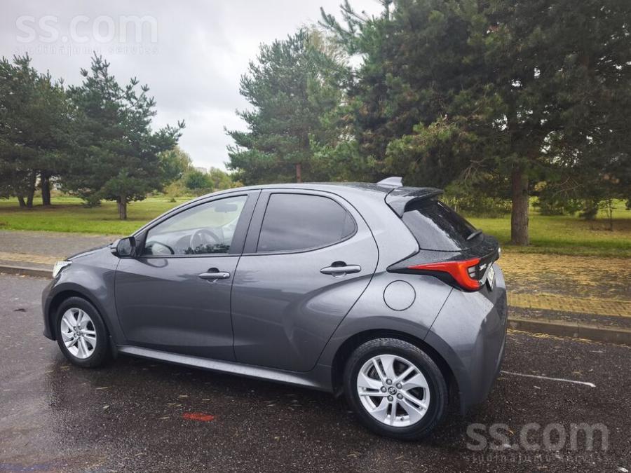 Grey Toyota Yaris 2022 in Riga, with an engine capacity of 1.50 L and mileage of 57 thousand km for 16250 €, photo 3 on AUTOMOTO.COM.LV