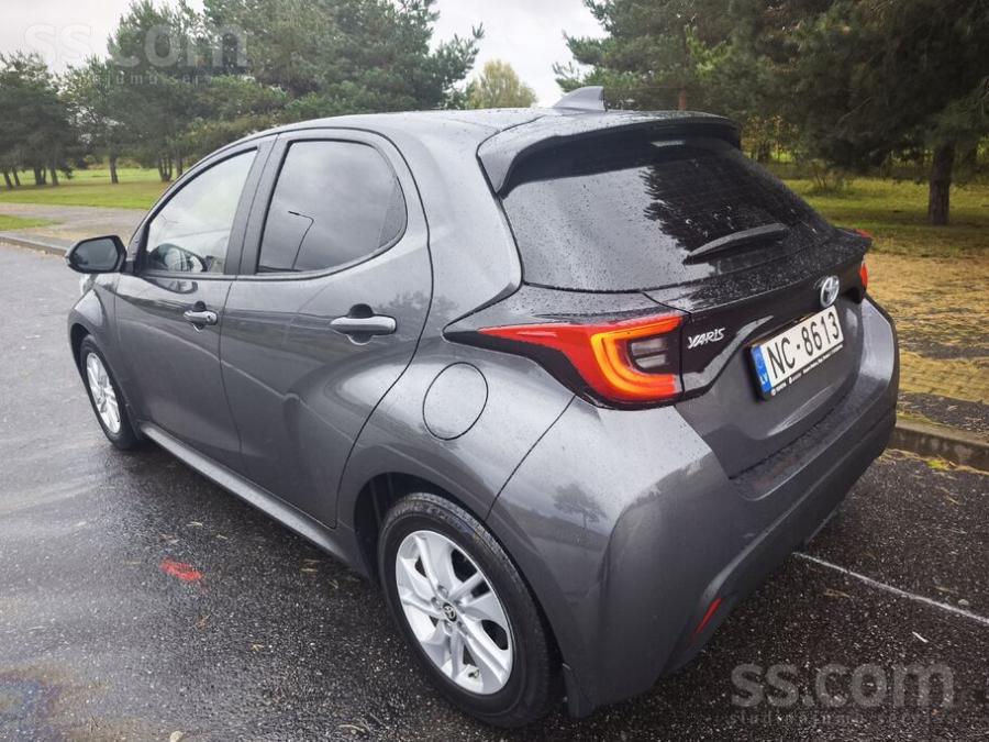 Grey Toyota Yaris 2022 in Riga, with an engine capacity of 1.50 L and mileage of 57 thousand km for 16250 €, photo 4 on AUTOMOTO.COM.LV