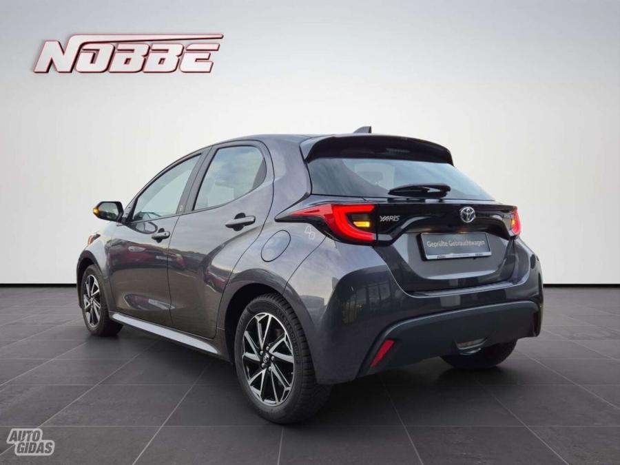 Pelēks Toyota Yaris 2023 Kauņa, ar dzinēja tilpumu 1.50 L un nobraukumu 32 tūkst. km par 23924 €, foto 3 vietnē AUTOMOTO.COM.LV