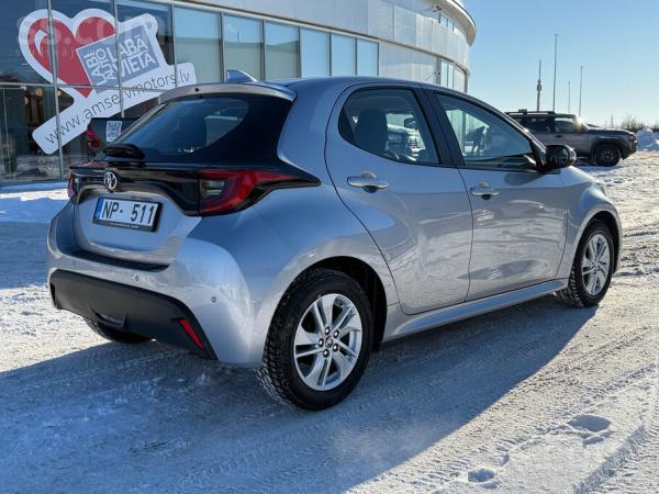 Pelēks Toyota Yaris 2023 Liepāja, ar dzinēja tilpumu 1.50 L un nobraukumu 69 tūkst. km par 16400 €, foto 2 vietnē AUTOMOTO.COM.LV