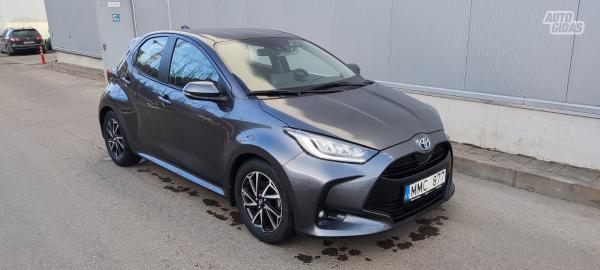 Pelēks Toyota Yaris 2023 Viļņa, ar dzinēja tilpumu 1.50 L un nobraukumu 35 tūkst. km par 16700 €, foto 1 vietnē AUTOMOTO.COM.LV