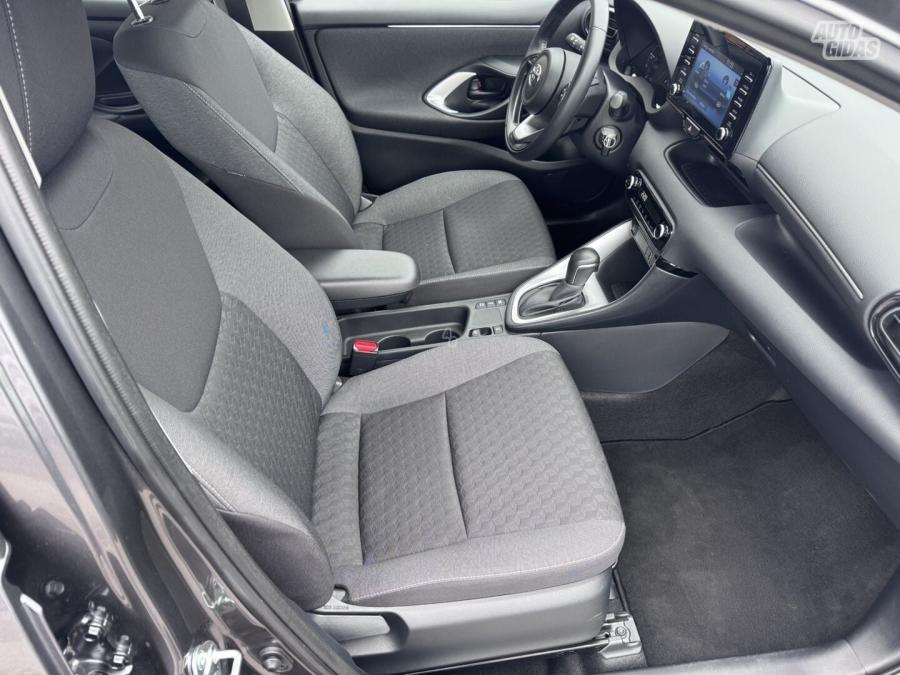 Grey Toyota Yaris 2023 in Avizieniai, with an engine capacity of 1.50 L and mileage of 36 thousand km for 17500 €, photo 5 on AUTOMOTO.COM.LV
