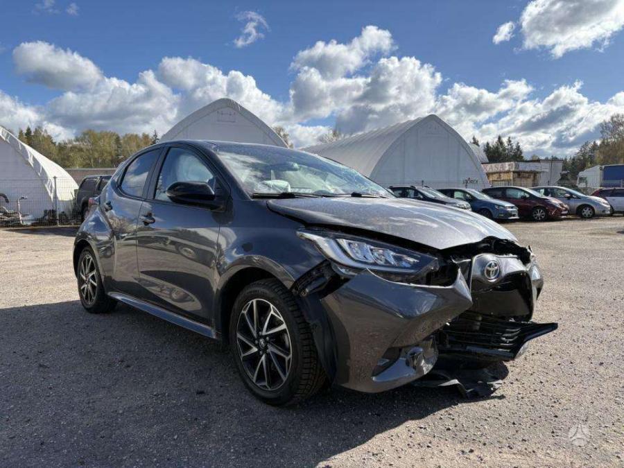 Pelēks Toyota Yaris 2023 Radviliškis, ar dzinēja tilpumu 1.49 L un nobraukumu 30 tūkst. km par 7550 €, foto 4 vietnē AUTOMOTO.COM.LV
