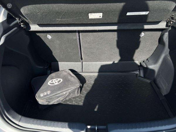 Grey Toyota Yaris 2023 in Klaipeda, with an engine capacity of 1.49 L and mileage of 73 thousand km for 18600 €, photo 10 on AUTOMOTO.COM.LV
