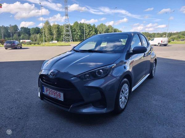 Pelēks Toyota Yaris 2023 Kauņa, ar dzinēja tilpumu 1.50 L un nobraukumu 90 tūkst. km par 14600 €, foto 1 vietnē AUTOMOTO.COM.LV