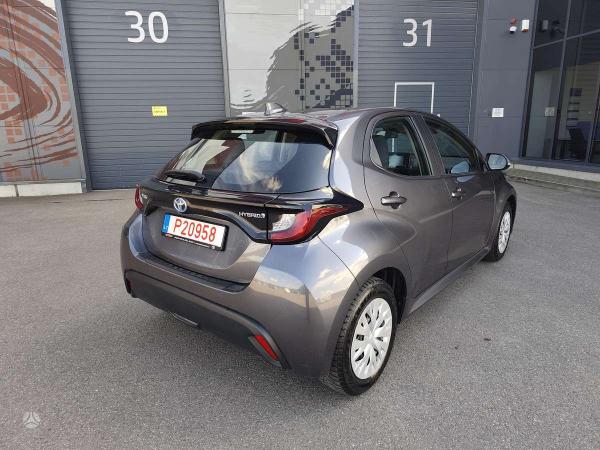 Pelēks Toyota Yaris 2023 Kauņa, ar dzinēja tilpumu 1.50 L un nobraukumu 90 tūkst. km par 14600 €, foto 3 vietnē AUTOMOTO.COM.LV
