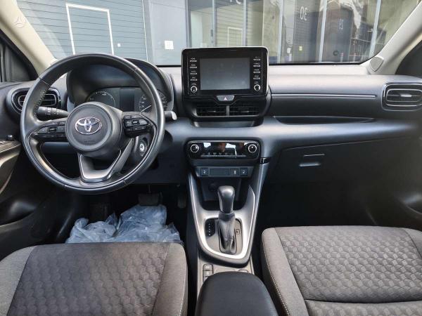 Pelēks Toyota Yaris 2023 Kauņa, ar dzinēja tilpumu 1.50 L un nobraukumu 90 tūkst. km par 14600 €, foto 5 vietnē AUTOMOTO.COM.LV