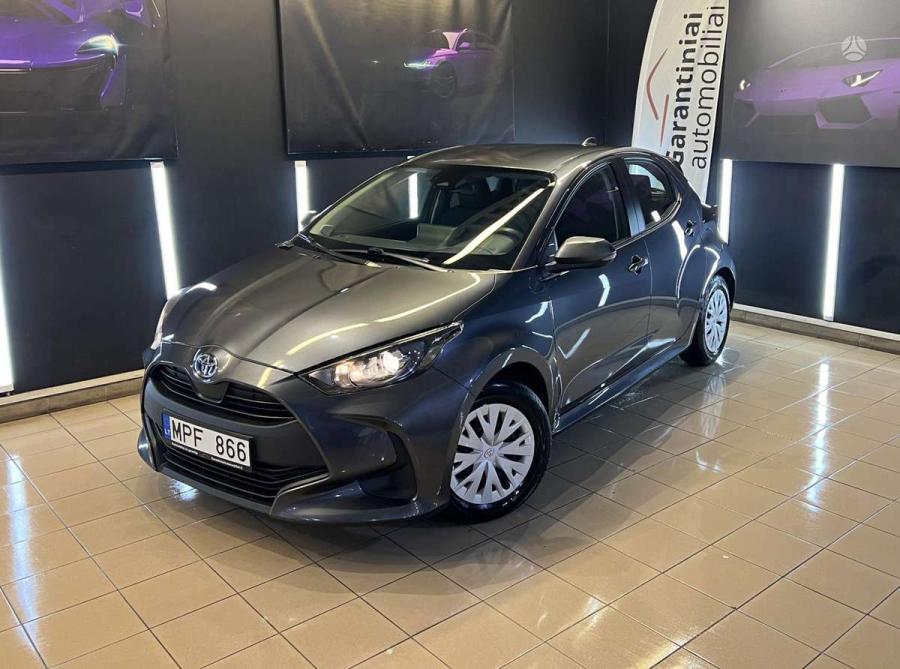 Grey Toyota Yaris 2023 in Vilnius, with an engine capacity of 1.50 L and mileage of 85 thousand km for 15950 €, photo 1 on AUTOMOTO.COM.LV