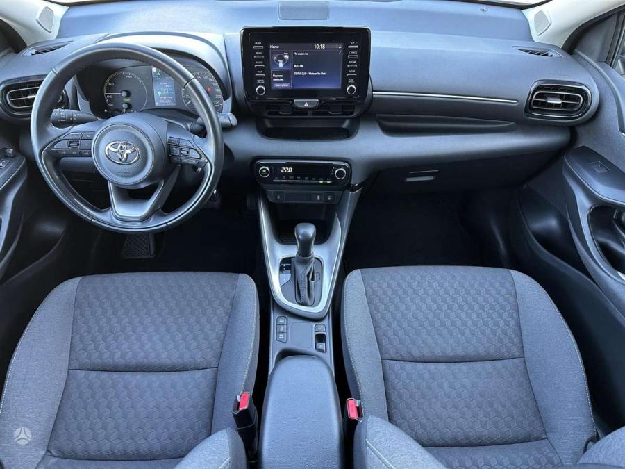 Grey Toyota Yaris 2023 in Vilnius, with an engine capacity of 1.50 L and mileage of 85 thousand km for 15950 €, photo 4 on AUTOMOTO.COM.LV