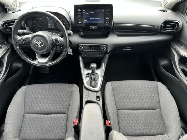 Toyota Yaris 2023 in Avizieniai on AUTOMOTO.COM.LV Grey Toyota Yaris 2023 in Avizieniai, with an engine capacity of 1.50 L and mileage of 90 thousand km for 14950 €, photo 4 on AUTOMOTO.COM.LV