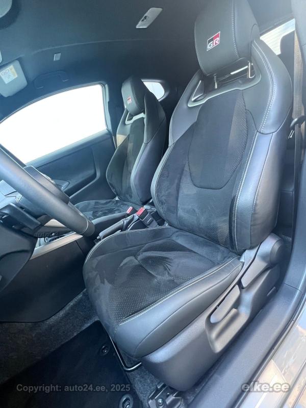 Pelēks Toyota Yaris 2024 Tallina, ar dzinēja tilpumu 1.62 L un nobraukumu 12 tūkst. km par 49995 €, foto 11 vietnē AUTOMOTO.COM.LV