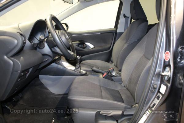 Grey Toyota Yaris 2024 in Viljandi, with an engine capacity of 1.50 L and mileage of 32 thousand km for 19000 €, photo 11 on AUTOMOTO.COM.LV