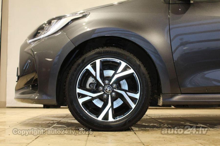 Pelēks Toyota Yaris 2024 Tallina, ar dzinēja tilpumu 1.49 L un nobraukumu 20 tūkst. km par 21490 €, foto 15 vietnē AUTOMOTO.COM.LV