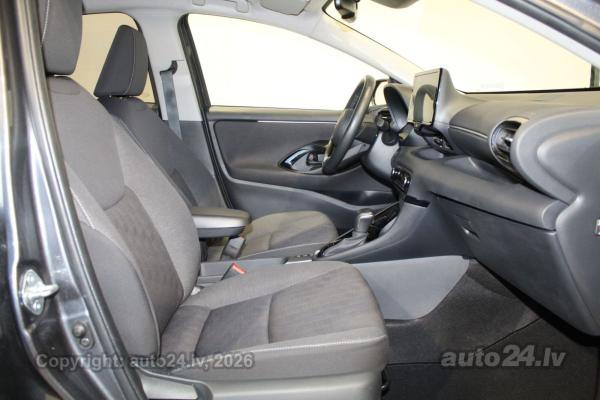 Grey Toyota Yaris 2024 in Tallinn, with an engine capacity of 1.50 L and mileage of 25 thousand km for 21490 €, photo 6 on AUTOMOTO.COM.LV